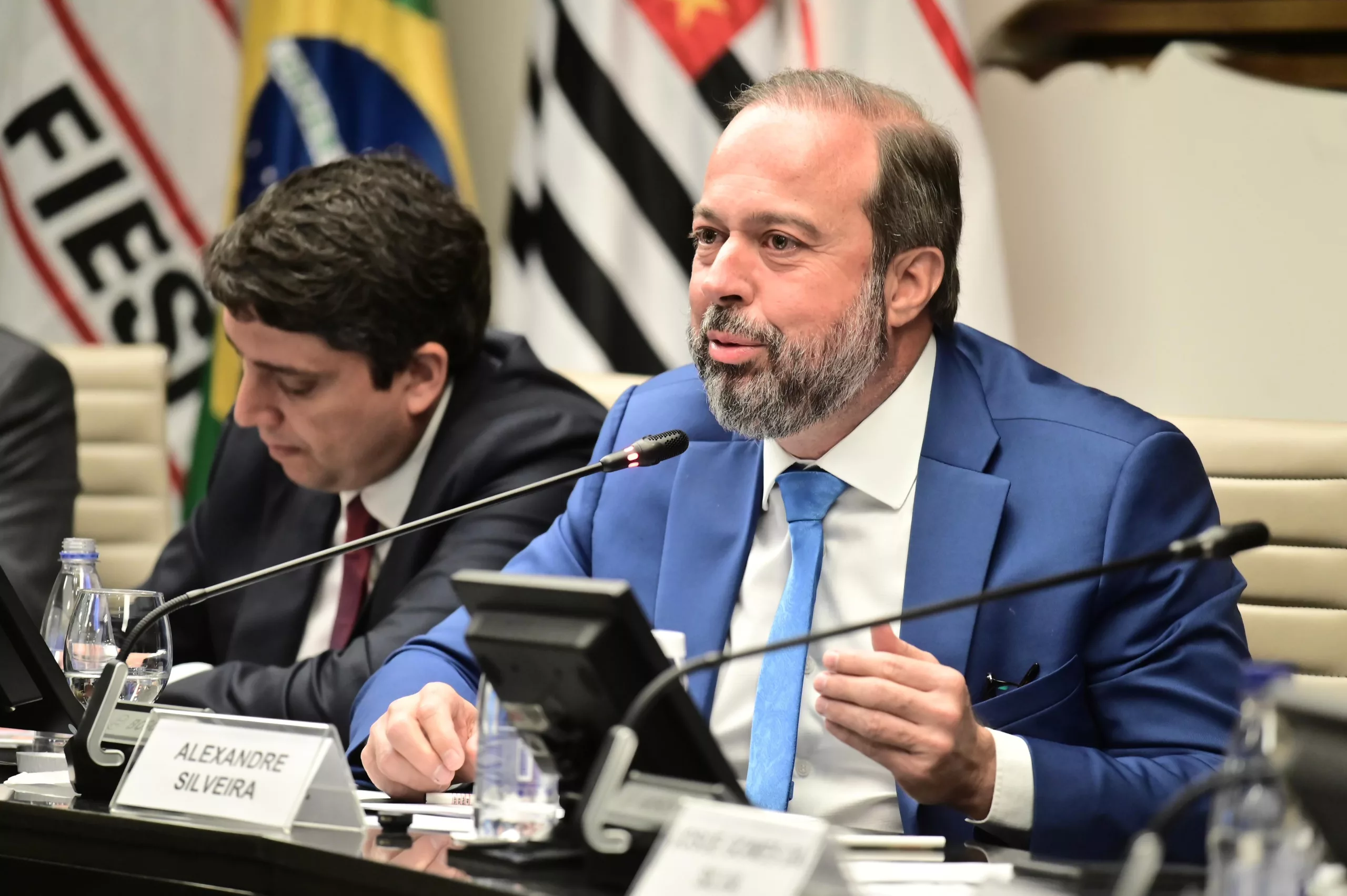 Governo quer limitar subsídios e contratações obrigatórias com MP | eixos